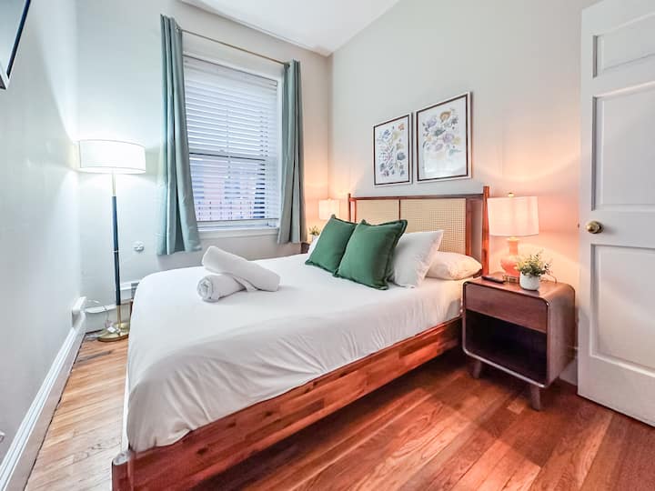 (J10) Back Bay 2 Bedrooms/ 2 Tvs, 2 Desks! Small - Downtown - Boston