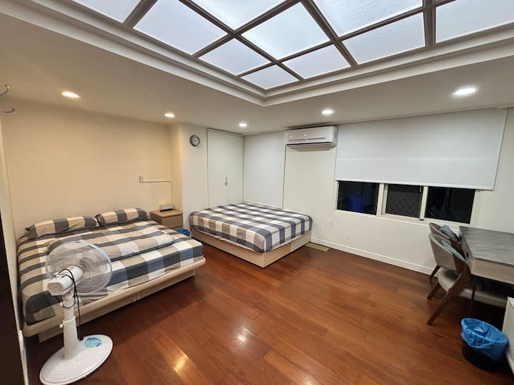 台北 西門町 超大空間 獨立雙床套房 電梯大樓 (近地鐵/西門町夜市/洗衣機/對外窗） - Taipei City