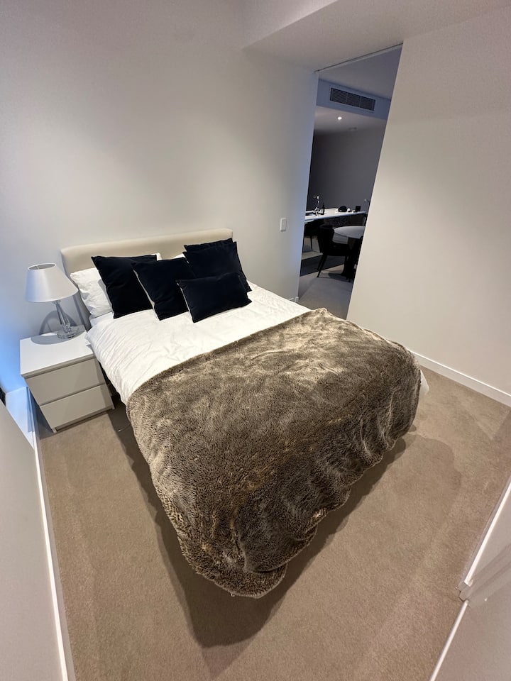 1 Guest Bedroom In Modern 2 Br + Study Apartment - Moore Park