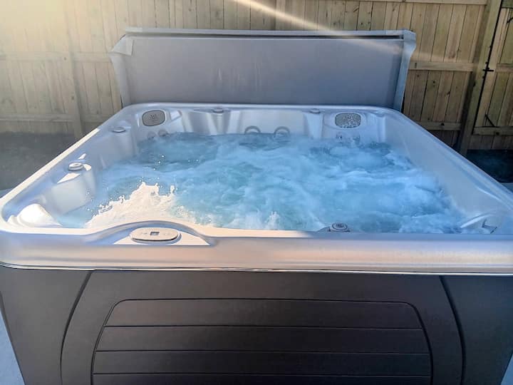 Meadowlark | Downtown Oasis W/ Hot Tub | King Bed - Lancaster, OH