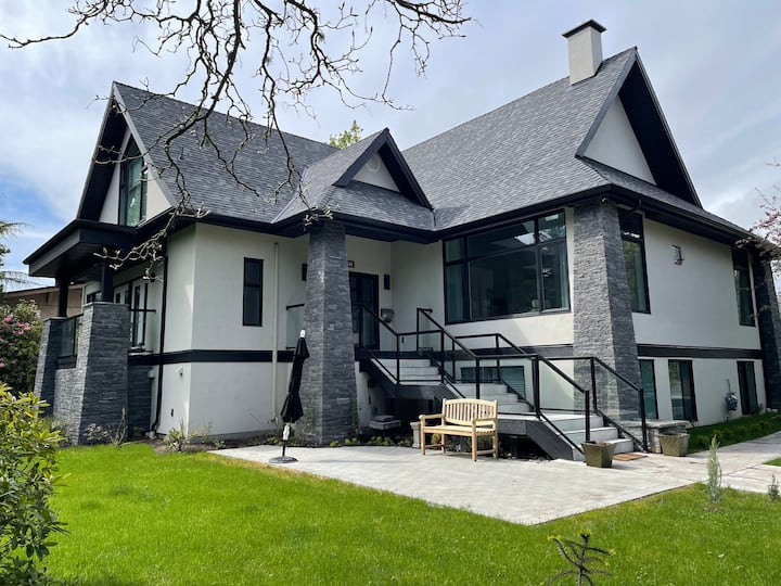 Historic Rockland Garden Retreat - Saanich