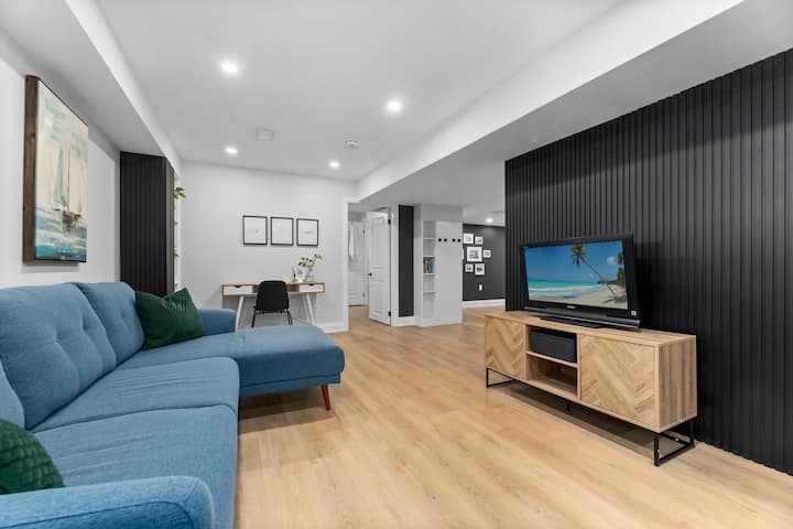 Urban Haven: 2br/2ba+office, Kitchen, Dining - Clarington