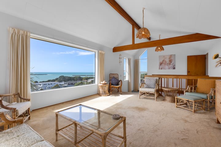 Beach House Bliss: Steps From The Shore - New Plymouth