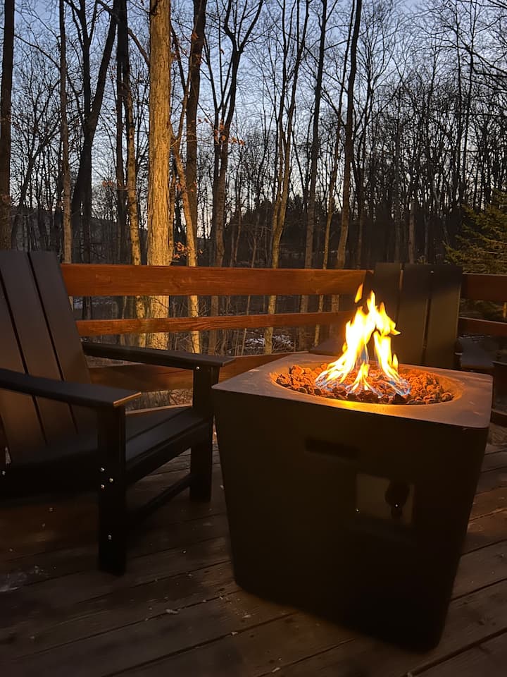 Pet-friendly Cabin W/ Hot Tub + Firepit• Near Dc - Berkeley Springs, WV