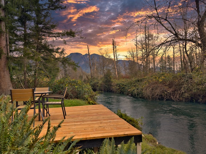 Gold Bar Basecamp – Modern Riverfront W/ Hot Tub - Gold Bar, WA