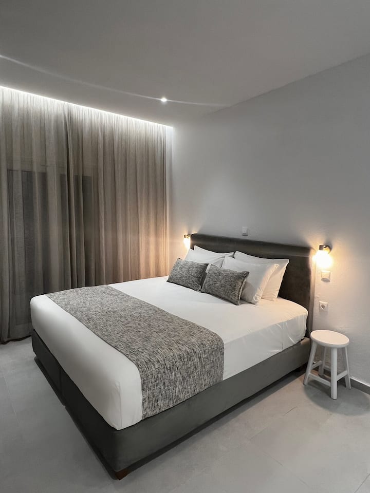Thomas Apartment 4 - Paxos