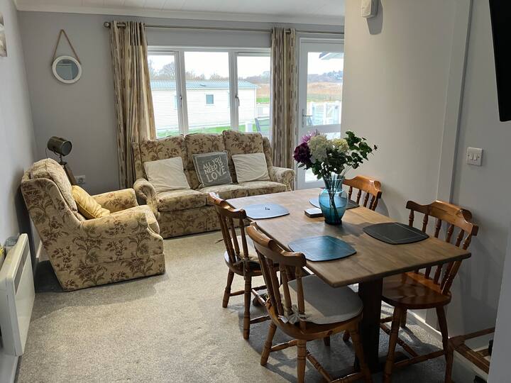2 Bedroom Lodge On Oulton Broad - Lowestoft