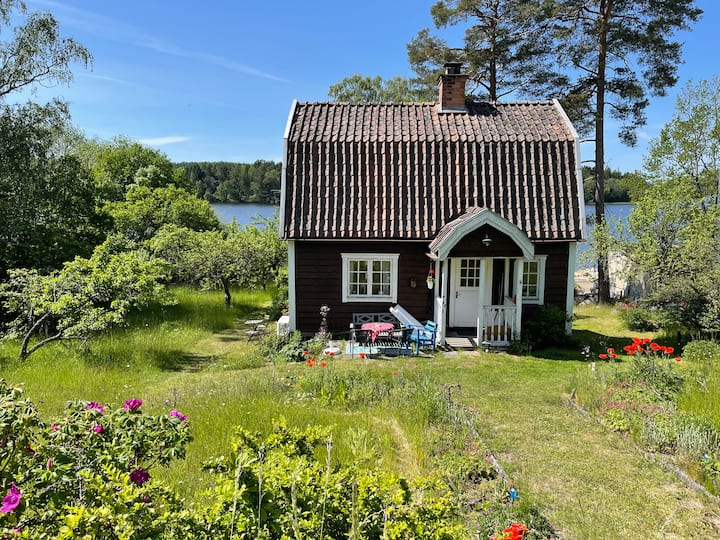Charming Swedish Cottage By Lake – Near Stockholm - Upplands Väsby