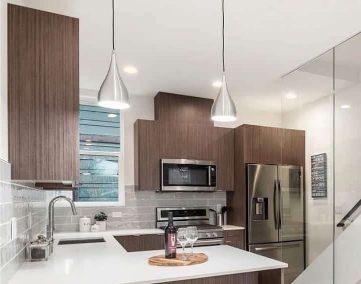 Three Story Townhouse With Rooftop Patio - Seattle