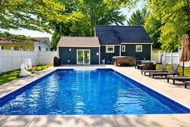 Pool - Hot Tub - Game Room - Sleeps 8 - Lake Erie, PA