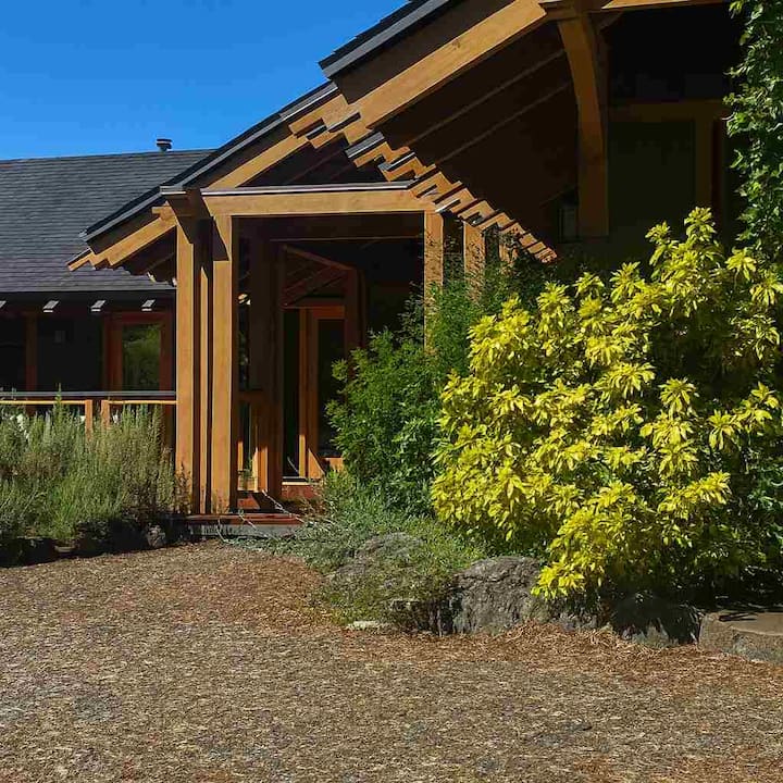 Bowen Island 3-bedroom, Ocean-view Craftsman - Bowen Island