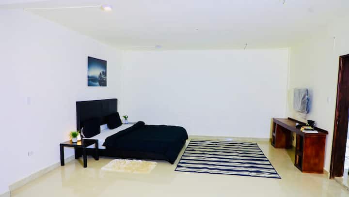 King Size Bed Studio Suite At Tris Estates Suites - Libéria