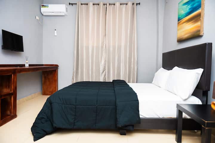 Standard Queen Room At Tris Estates Hotel & Suites - Liberia