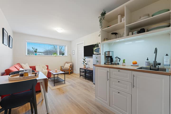 Newly Reno-ed Private 1br Suite, Walk To Sea Bus! - Vancouver