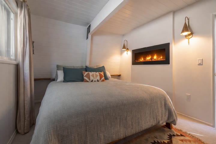 Blue Moon Cabin- Hot Tub! Stylish! Pet Friendly! - Big Bear Lake, CA