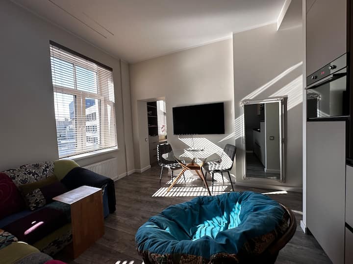 Top Location | Round Bed, Led | Smart
Tv & Netflix - Riga