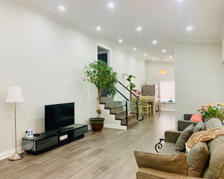 Dream House In North York/6 Bedrooms/6 Parkings - Pickering