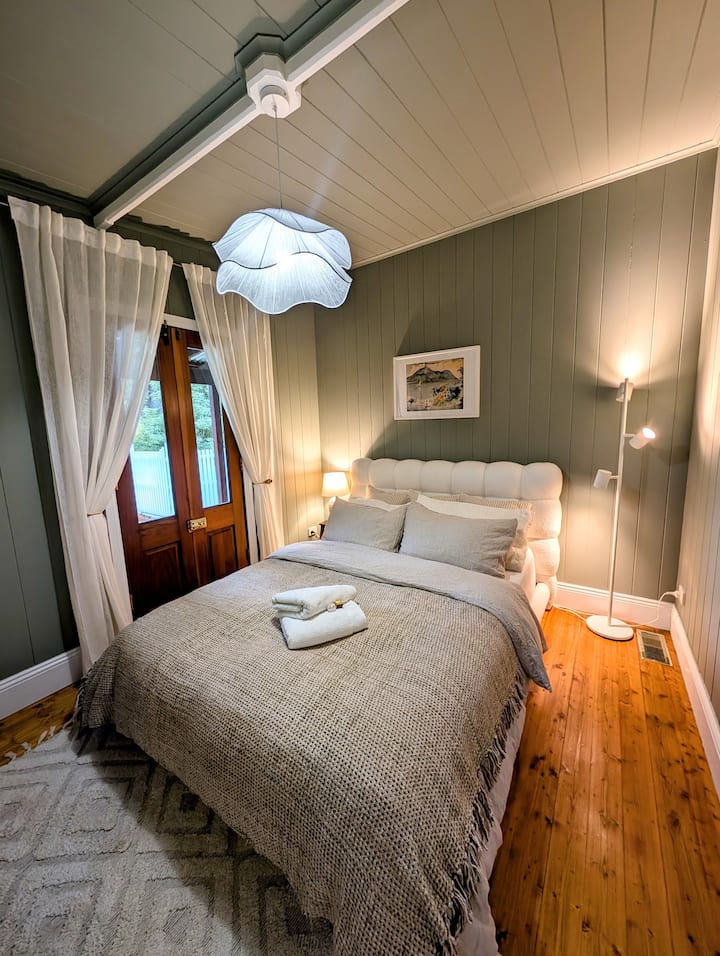 Moody 1920s Mountain Cottage - Australien