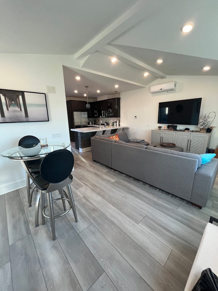 Beach House - Steps To Ocean/bay &
Private Hot Tub - San Diego, CA