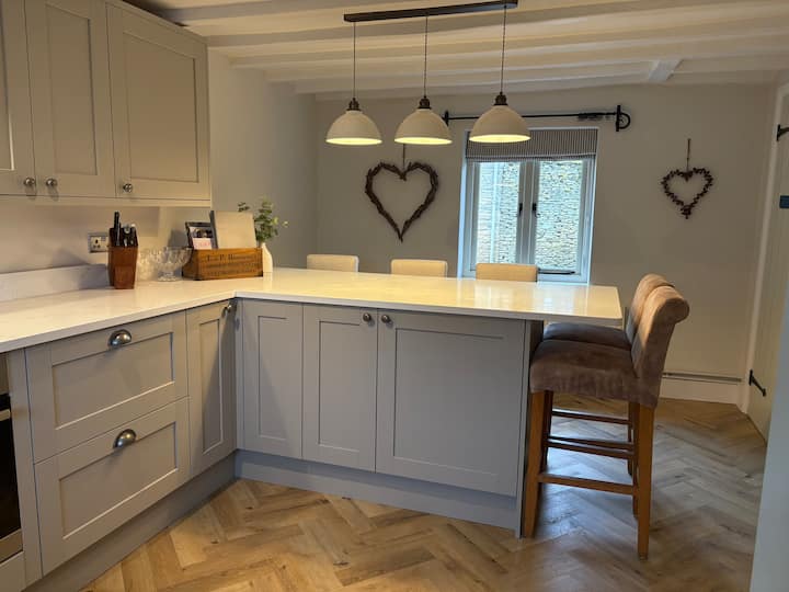 Cotswold Cottage,near Burford, Diddly, Farmers Dog - Wiltshire