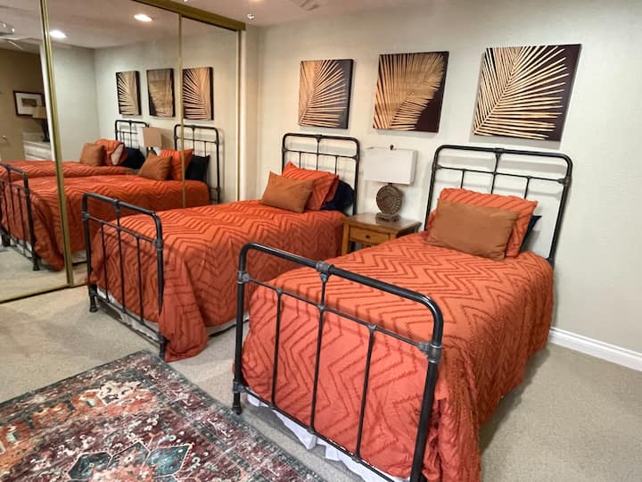 Peaceful Desert Getaway - Mountain Views, Jacuzzi - Palm Desert, CA