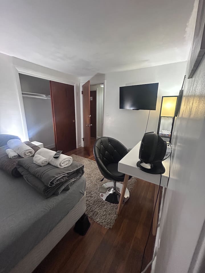 Mini Cozy Room. (No Kitchen - No Ac - Lynn, MA