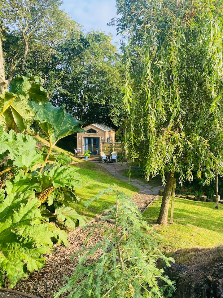 Cute,  Quirky Tiny House/ Hot Tub
Ideal For Skomer - Wales