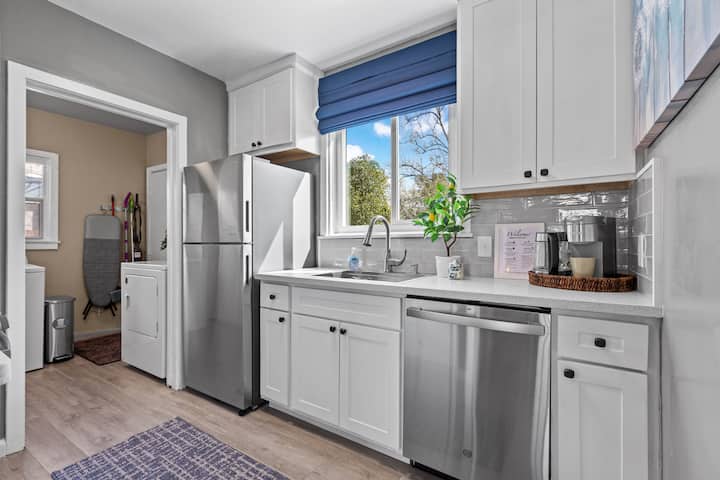 Cozy Home With Laundry In-unit, Large Backyard - Sacramento, CA