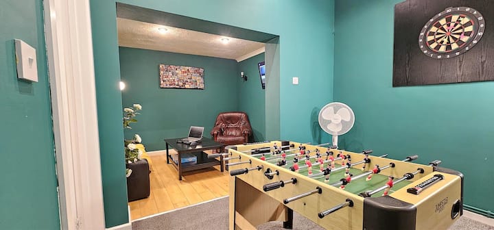 4bed Near Gatwick W/ Parking For 2 Vans &Game Room - London Gatwick Airport (LGW)
