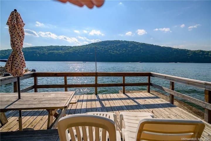 Candlewood Lake Getaway - Bethel, CT