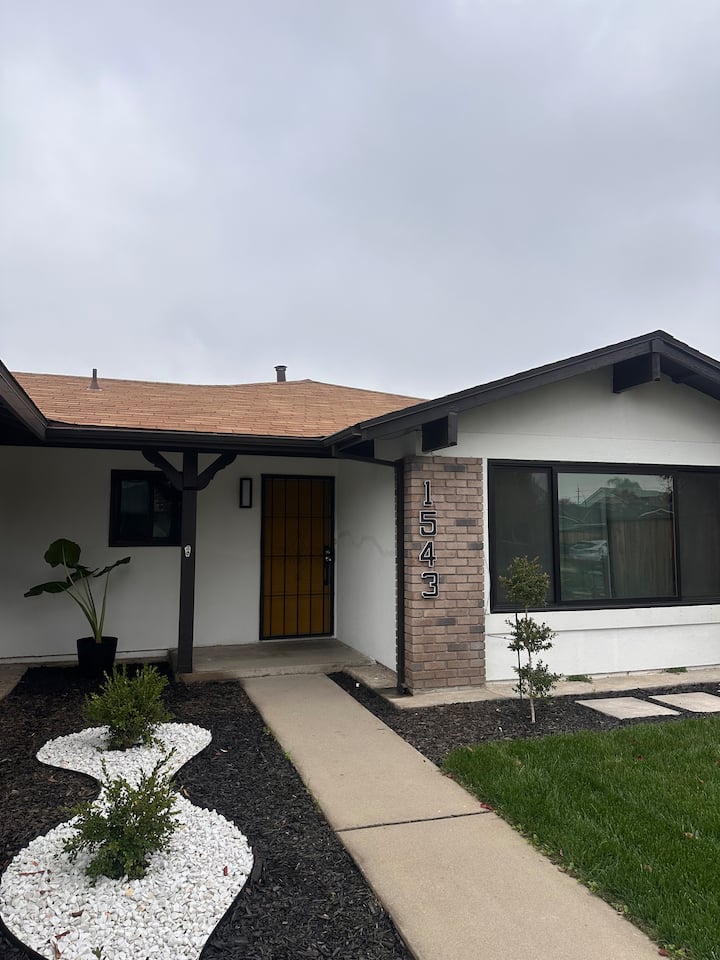 Modern Stay W Pets 4br/2ba Near Downtown Modesto - Modesto, CA