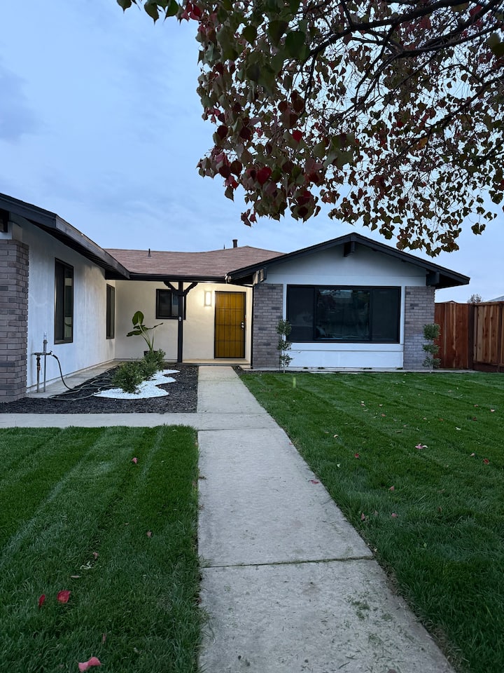 Modern + Cozy Home In Ceres | Fully Remodeled - Modesto, CA