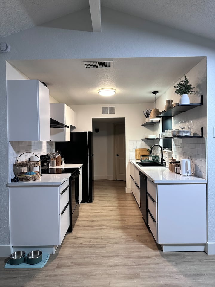 Modern + Cozy Home In Ceres | Fully Remodeled - Modesto, CA