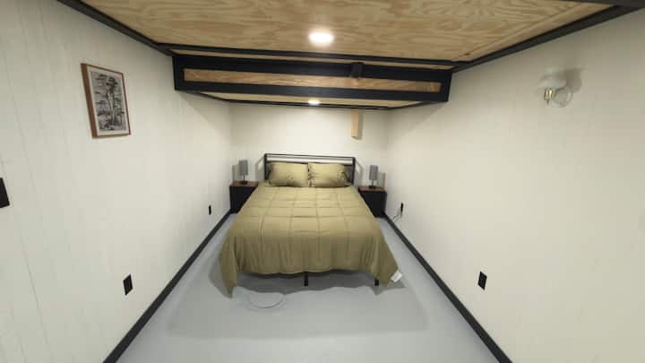 Urban Basement Retreat - Rainy Lake