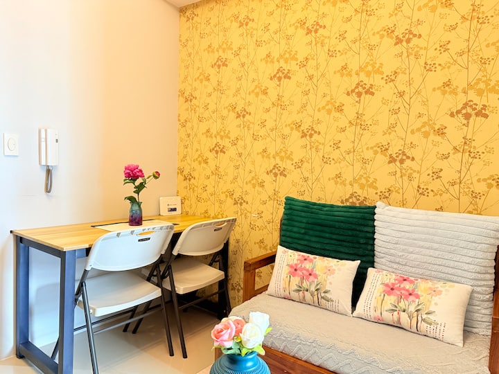 Cozy 1br @ Grass Residences With Netflix & Balcony - Cuba