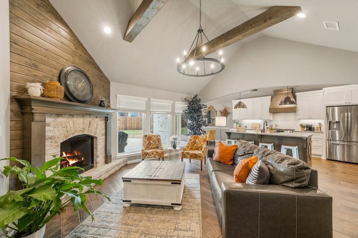 Modern Luxury Farmhouse | Fire Pit | Bbq Grill | - Bixhoma Lake, OK