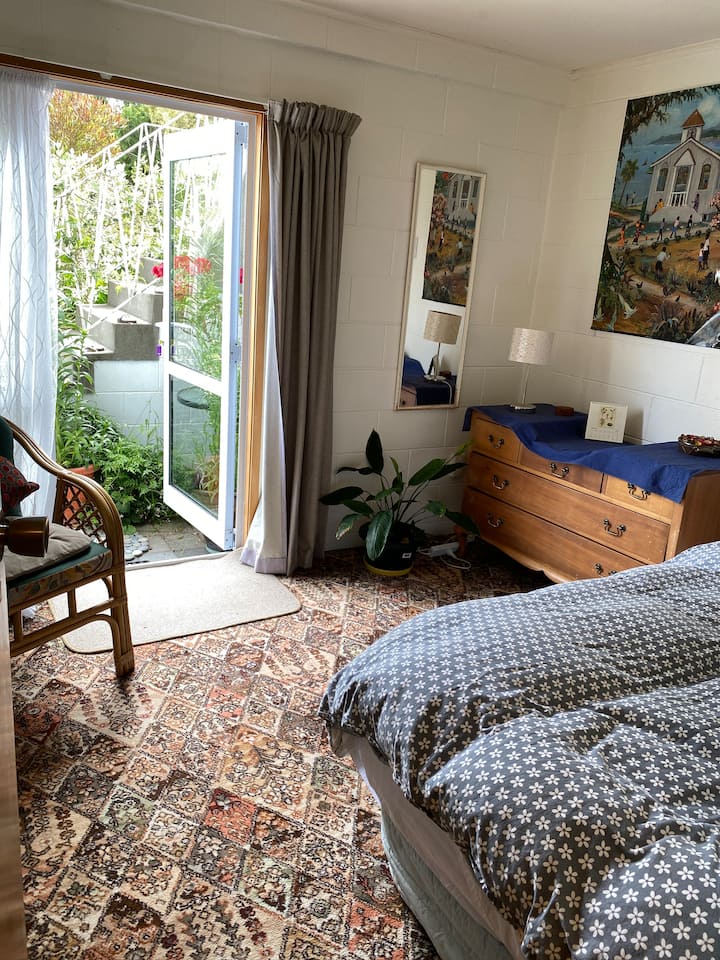 Sunny, Quiet, Private, Plus Small Patio And Table - Blenheim