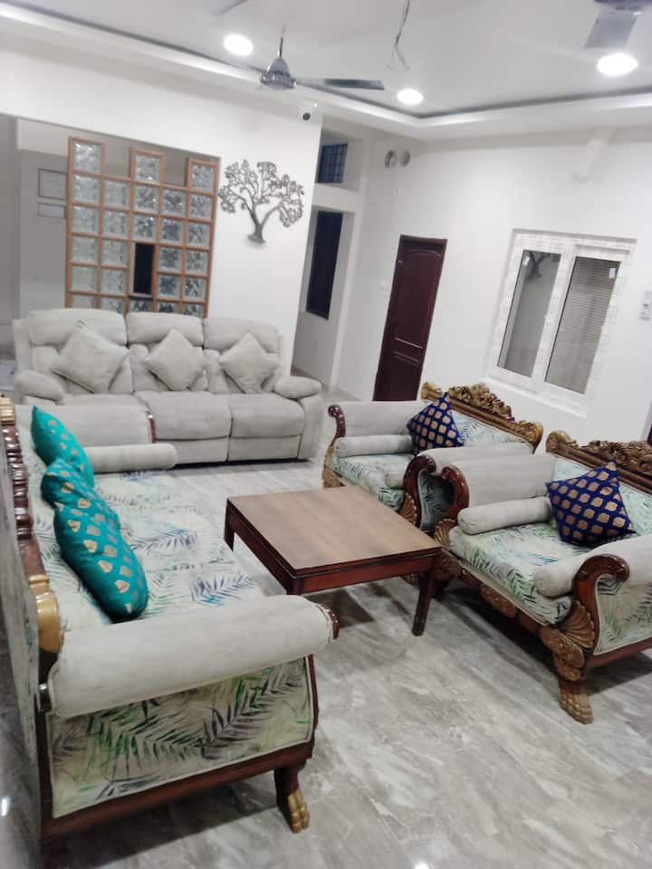 Spacious 7+br Stay Near Metro - Lucknow