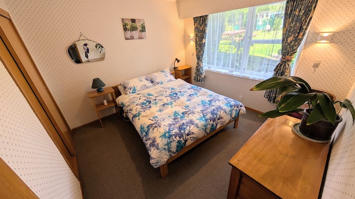 Feel At Home In Welcoming, Park Like Setting. - Blenheim