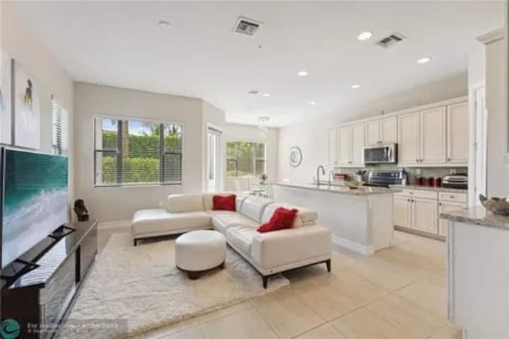 Private Room In, Spacious Townhouse 3bds 2.5 Bath - Miramar, FL