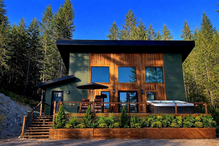 Modern Mountain Chalet W/ Hot Tub In Golden, Bc - Golden
