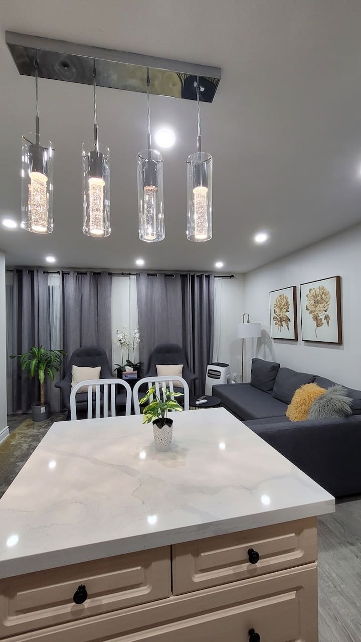 Ivory Glam Cozy Central 2br Dt W/free Parking - Toronto
