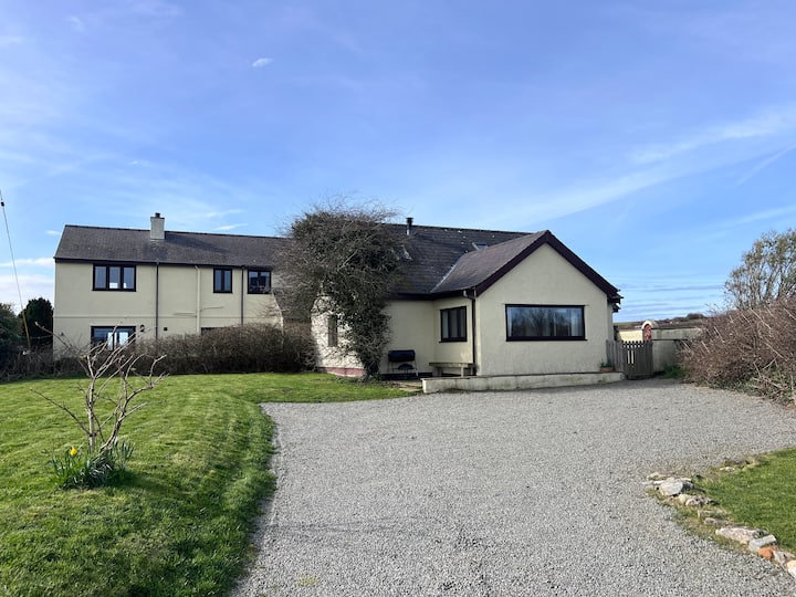 Farmhouse & Cottage, Enclosed Gardens, Ev Charger - Anglesey