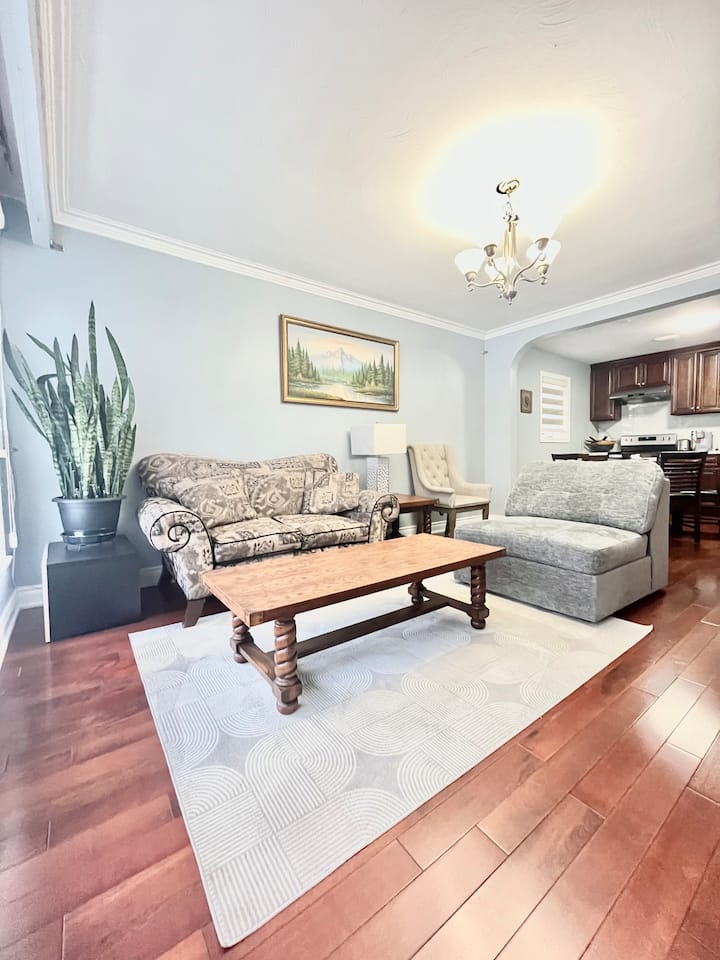 Garden Bungalow
2 Parking Spaces(no Party) - Markham