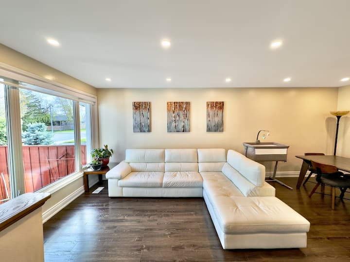 Sunlit Main Floor | 4br | Sleeps 9 | Near Toronto - Vaughan