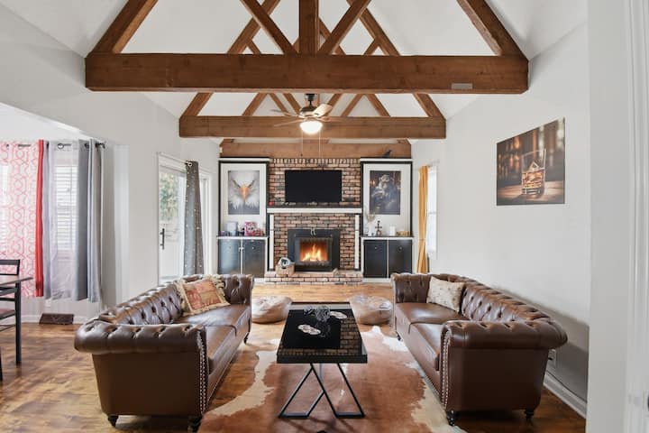 Vintage 4bd: Hot Tub | Pool Optional Basement - Omaha, NE