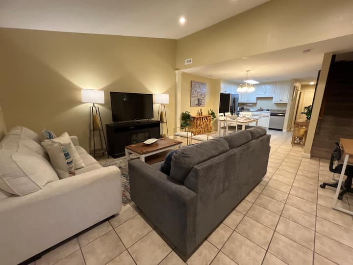 Stylish Valdosta Townhouse - Valdosta, GA