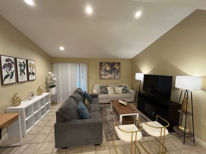 Stylish Valdosta Townhouse - Valdosta, GA