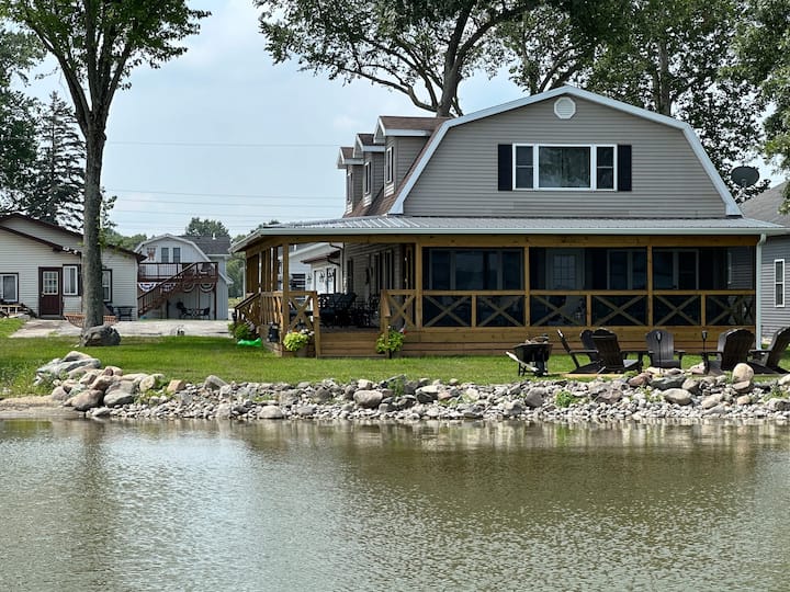 The Goodwell, On The Lake+ 2 Living Rooms! #Hottub - Bass Lake, IN