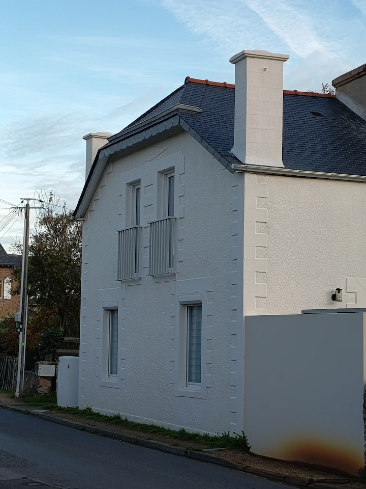 Charmante Maison Avec Terrasse Plein Sud - Plage de Trégastel